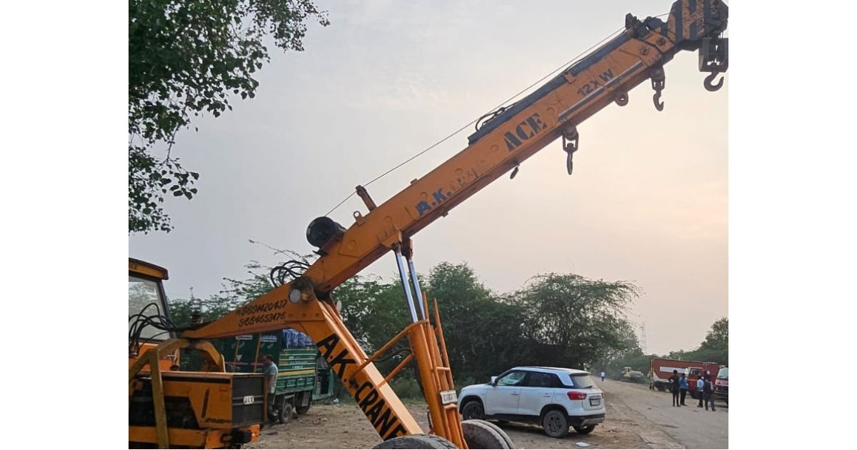 12 TON HYDRA LIFTING CRANE - Without Fuel - With Operator | Synfra